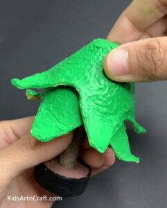 Christmas Tree using Egg Carton Tutorial for Kids - Kids Art & Craft
