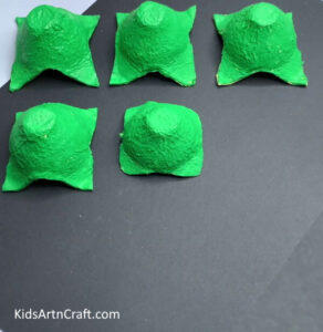 Christmas Tree using Egg Carton Tutorial for Kids - Kids Art & Craft