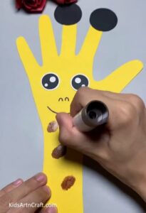 DIY Giraffe Handprint Craft Tutorial For Kids - Kids Art & Craft