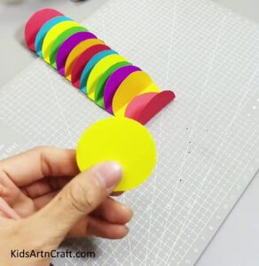 How To Make Paper Circle Caterpillar Craft For Kids - Kids Art & Craft