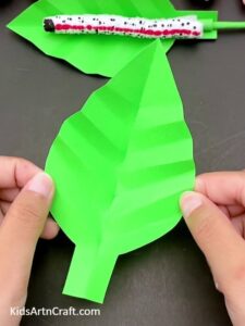 Realistic Moving Paper Leaf Worm Craft Step-by-step Tutorial - Kids Art ...