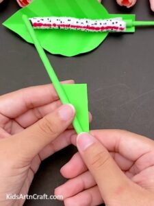 Realistic Moving Paper Leaf Worm Craft Step-by-step Tutorial - Kids Art ...